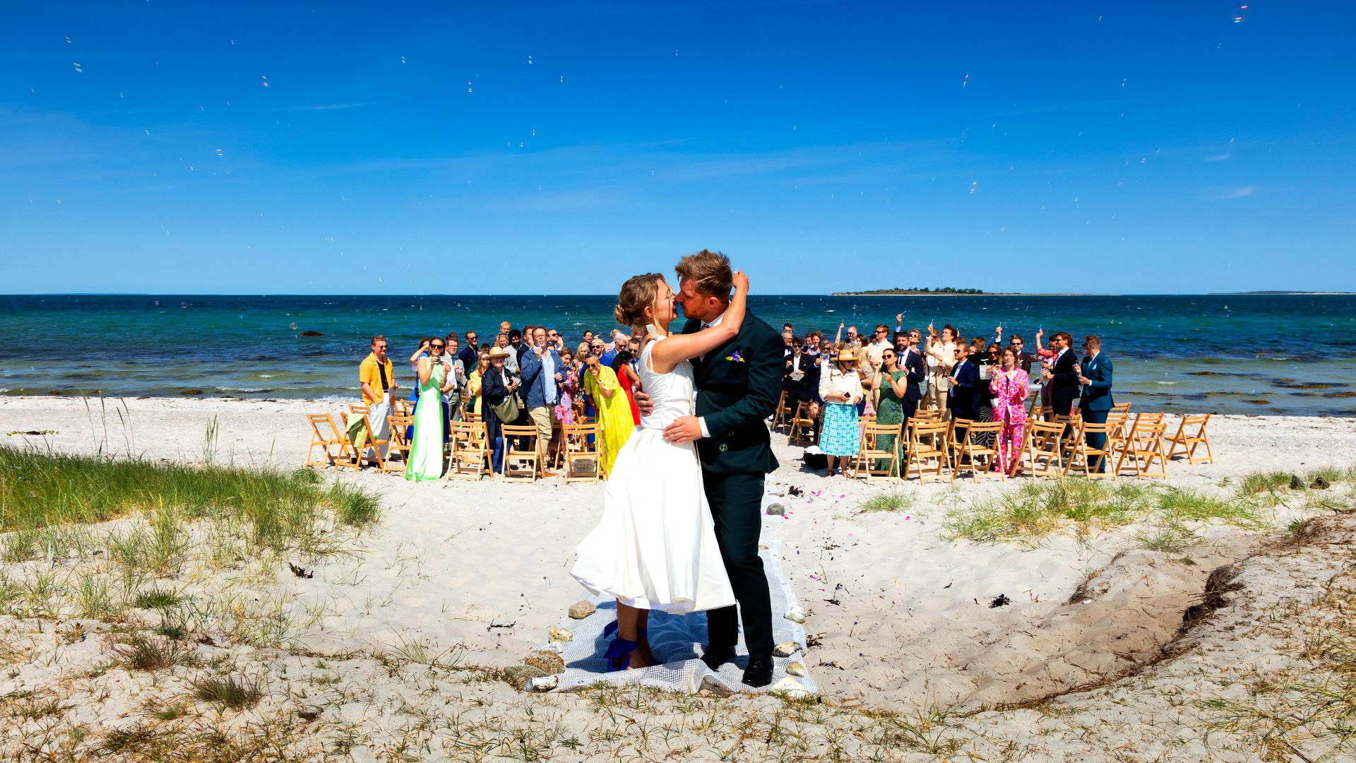 Karl-Johan og Edith holdt strandbryllup på Samsø: ”Det var magisk ...